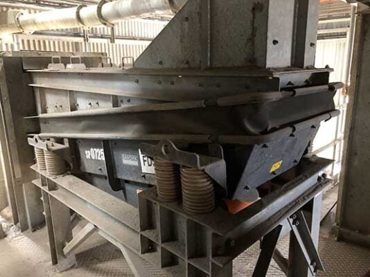 Rubber Dust Sealing System on Feeder Encapsulates Dust